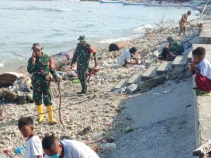 Bersama Rakyat, TNI dari Koramil 1401-04/Sendana Wujudkan Lingkungan ...